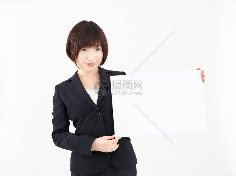 一位日本女上班族拿着白色背景的白板高清图片下载-正版图片504056574-摄图网