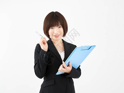 一位日本女上班族拿着白色背景的白板高清图片下载-正版图片504056574-摄图网