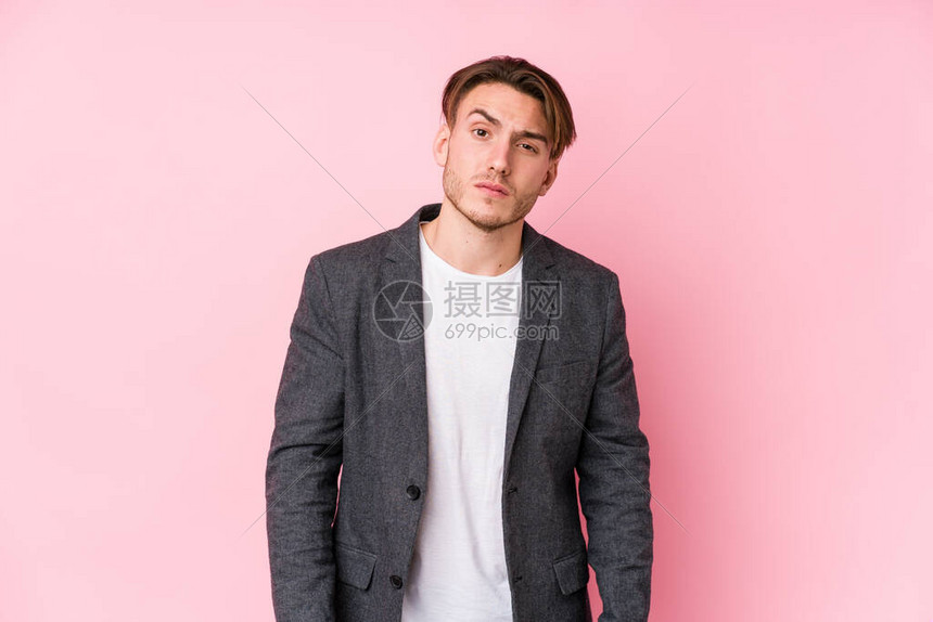 年轻caucasian商人装扮出孤立的不开心情绪高清图片下载-正版图片504060233-摄图网