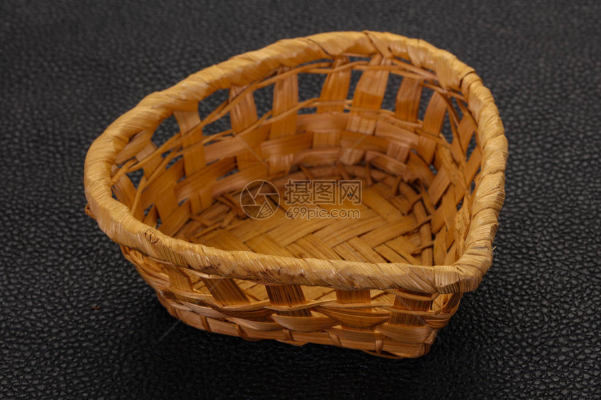 黑色背景上的空柳条碗高清图片下载-正版图片504065880-摄图网