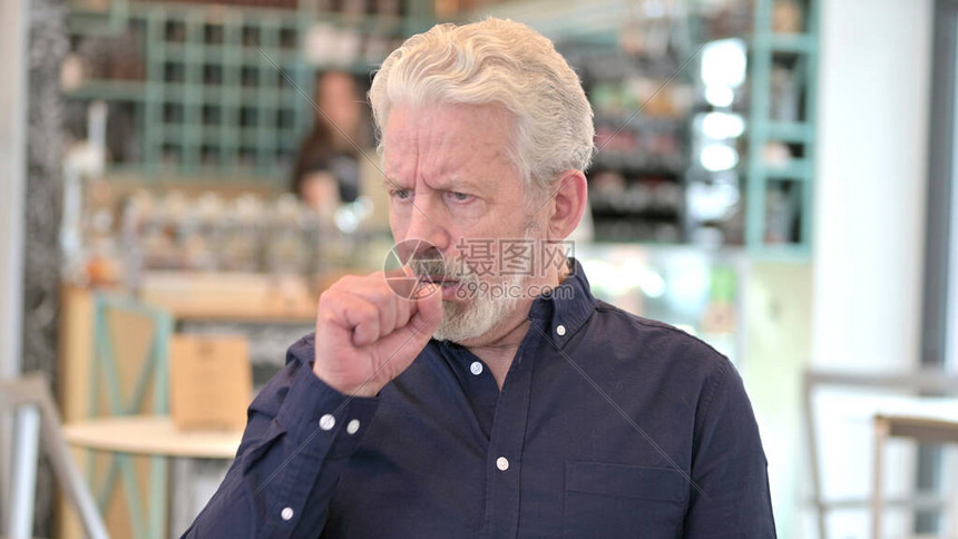 生病的老人咳嗽的肖像高清图片下载-正版图片504066887-摄图网