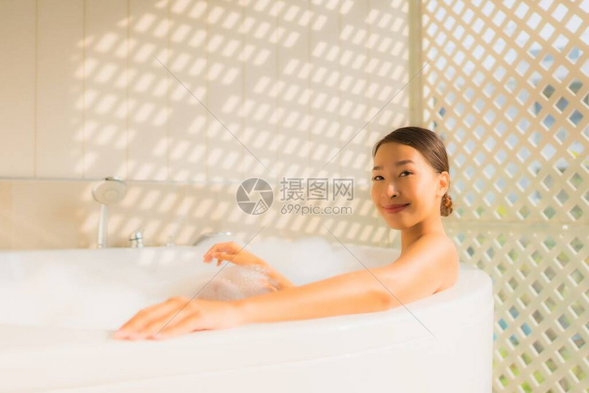 年轻的肖像女亚洲女人放松在浴缸里洗澡高清图片下载 正版图片504072418 摄图网