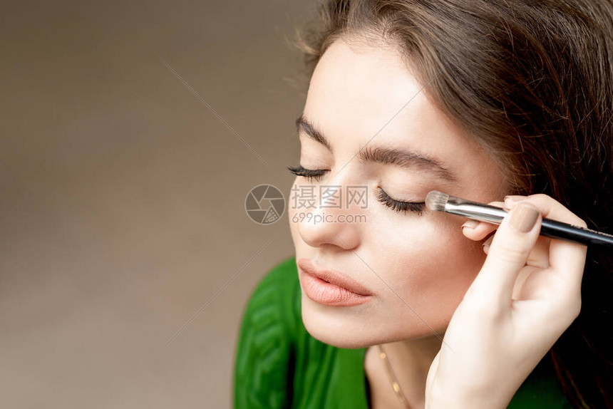 近身化妆师的手使用眼影粉眼睛化妆高清图片下载-正版图片504073750-摄图网