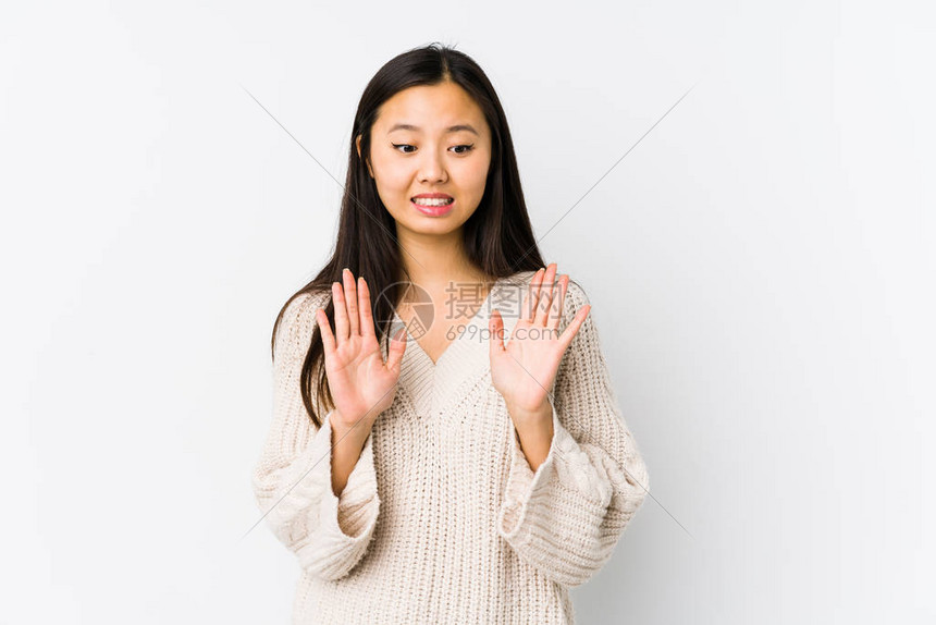 年轻的妇女孤立地拒绝一个表现出厌恶的姿态的人高清图片下载-正版图片504080386-摄图网