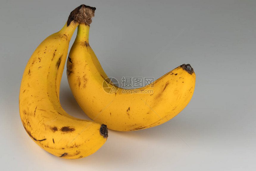 在白色背景上一对熟透的香蕉高清图片下载-正版图片504080868-摄图网