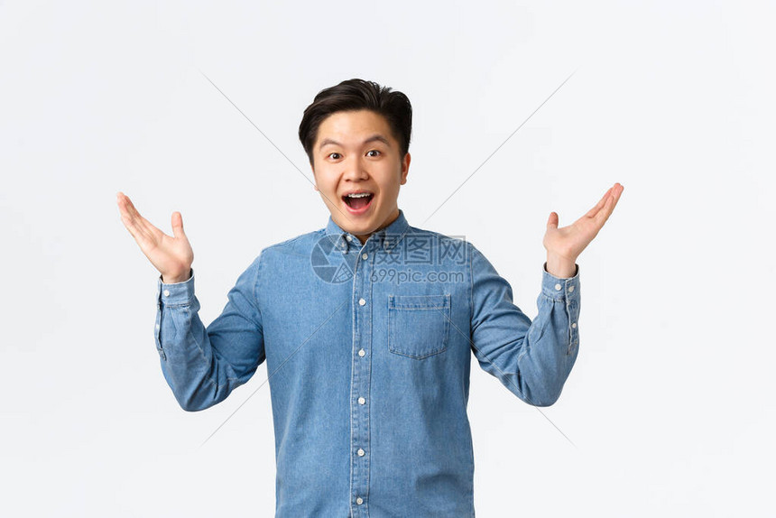 快乐和兴奋的亚洲惊讶的家伙收到了很棒的消息高清图片下载 正版图片504083795 摄图网