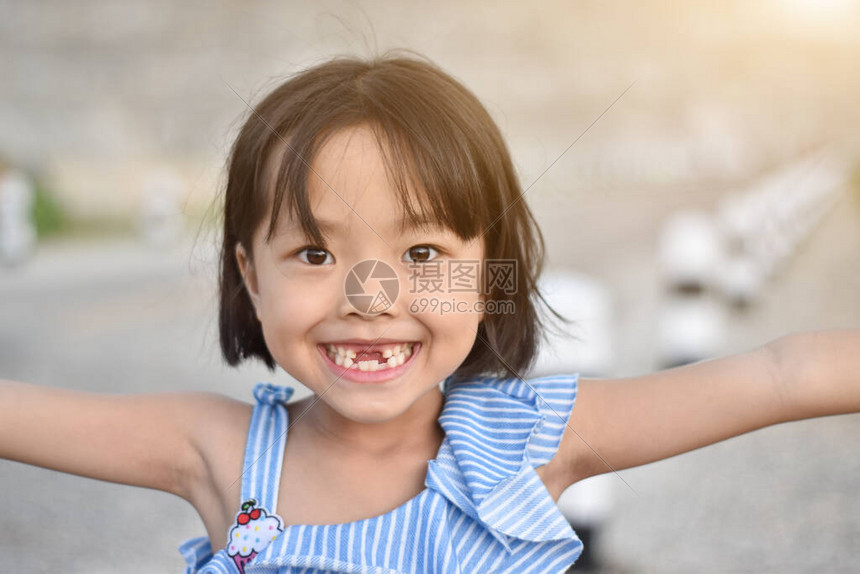 可爱的小女孩带着破碎的牙齿笑着靠近前高清图片下载-正版图片504084625-摄图网