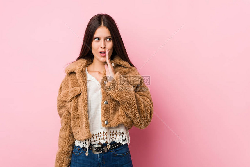 年轻可爱的女人在说一个秘密热辣的制动高清图片下载 正版图片504085695 摄图网