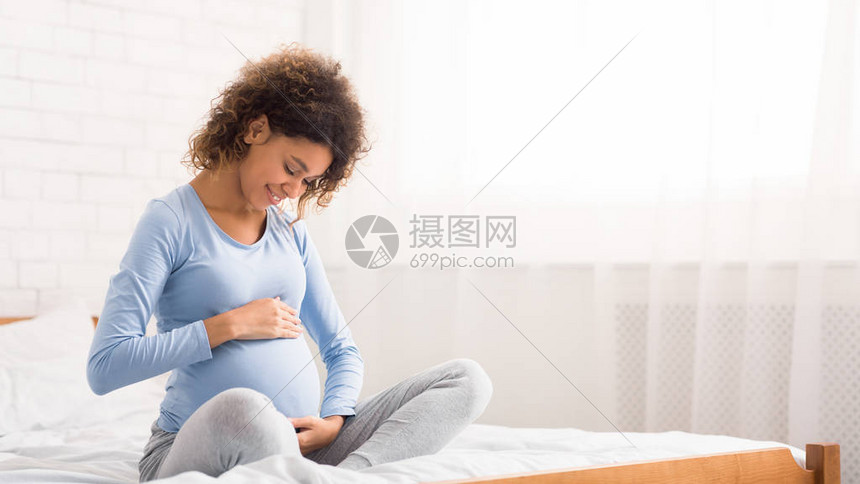甜美的孕妇抚摸她的肚子高清图片下载 正版图片504087806 摄图网