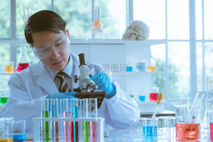 亚洲男科学家调整显微镜高清图片下载-正版图片504089357-摄图网