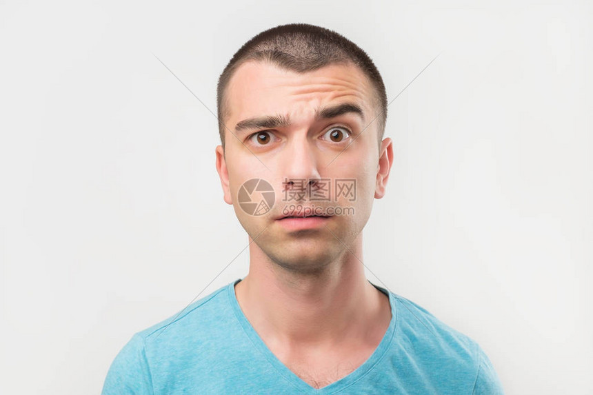 怀疑不信任不信任的概念怀疑的意大利人用难以置信的表情看他高清图片下载-正版图片504090341-摄图网