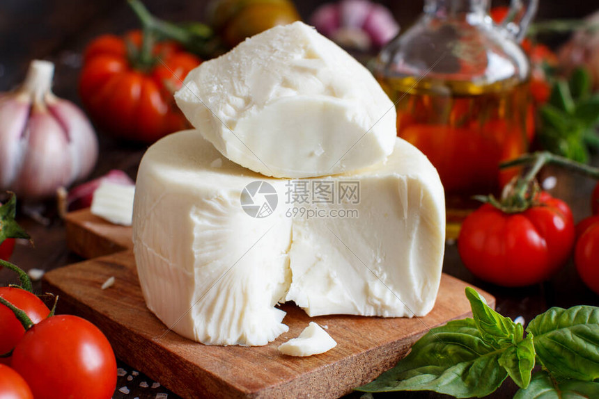 南意大利干酪加蔬菜草药和橄榄油顶端视图的cacioricotta高清图片下载-正版图片504096442-摄图网