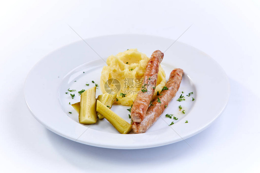土豆泥加香肠和蔬菜在白色高清图片下载-正版图片504096682-摄图网