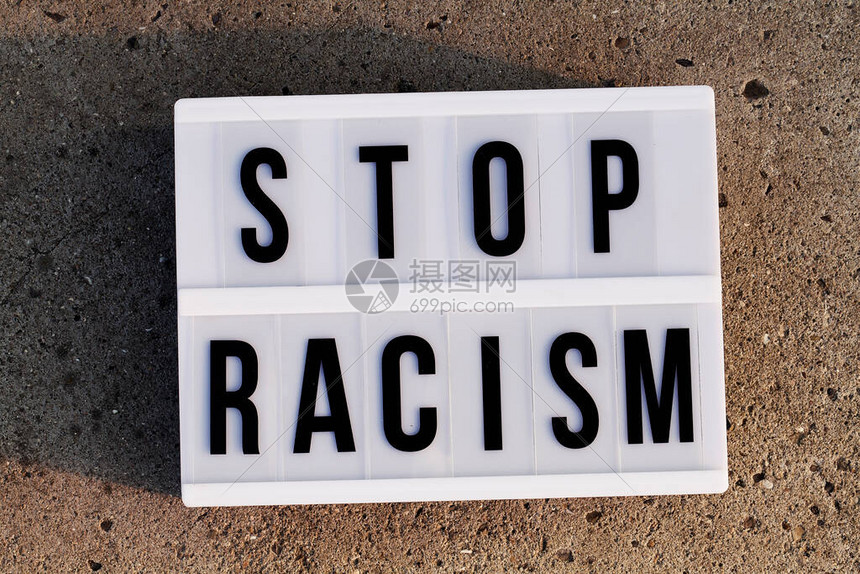 灰色背景最上视图上的种族主义平面高清图片下载-正版图片504101535-摄图网