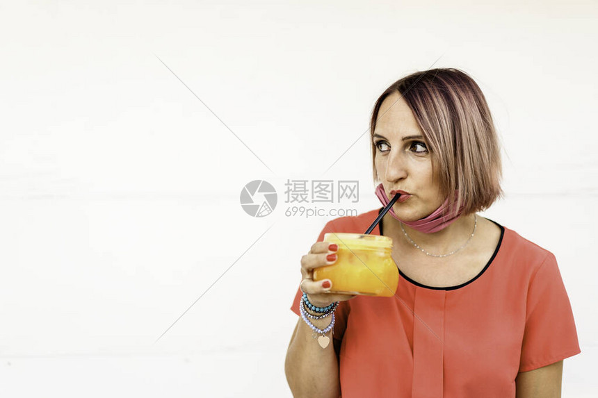 酷女人在冠状爆发期间喝一杯鲜榨橙汁高清图片下载 正版图片504108485 摄图网