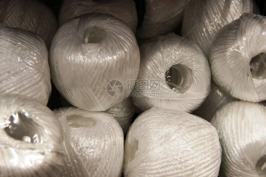 许多白经济色绳和背景的白色绳子高清图片下载-正版图片504110785-摄图网
