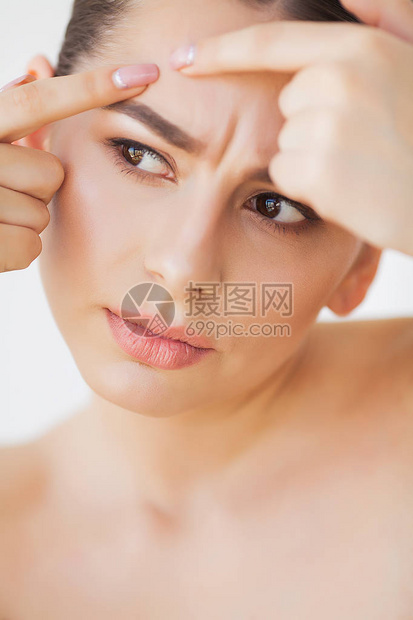 皮肤护理年轻女人试着摘高清图片下载-正版图片504125834-摄图网