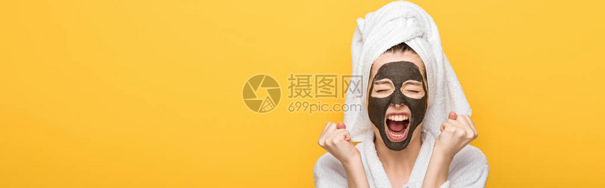 脸部粘土面罩和头顶毛巾握紧拳头在黄色上孤立尖叫的愤怒女孩被高清图片下载 正版图片504126647 摄图网