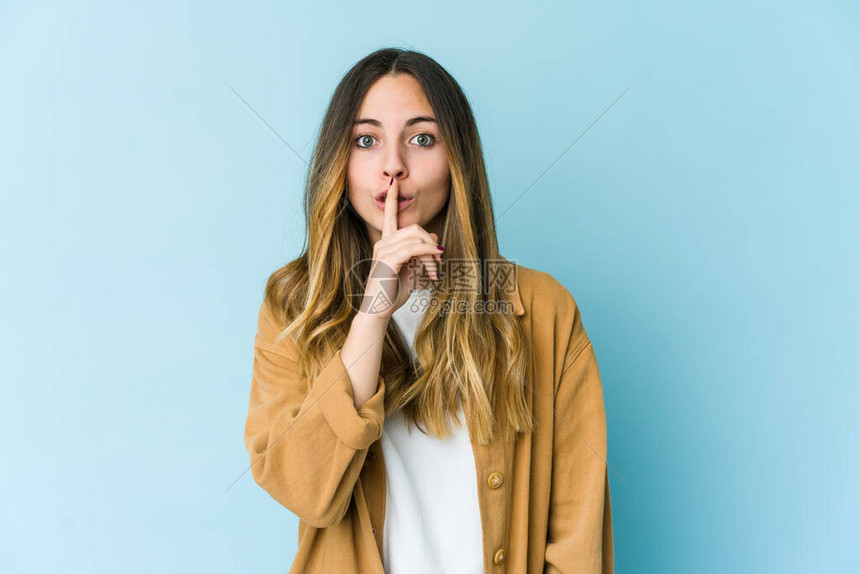 年轻的天主教女在蓝背景中被孤立高清图片下载-正版图片504127798-摄图网