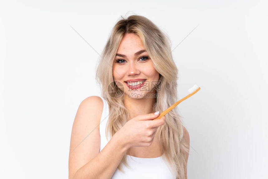 带着牙刷的白人孤立背景上的年轻金发女高清图片下载 正版图片504128468 摄图网