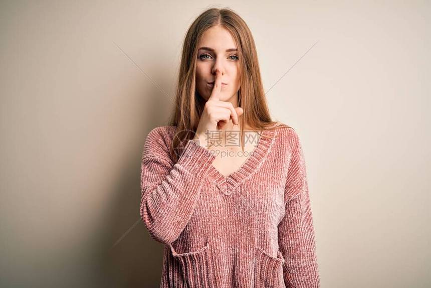 年轻美丽的红发女郎穿着粉红色的散装毛衣高清图片下载 正版图片504129106 摄图网