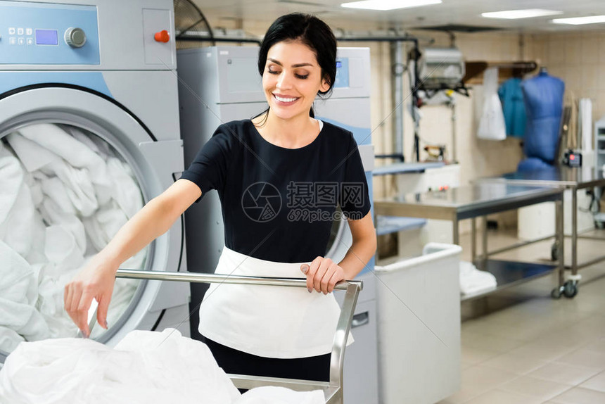 在带白床单的篮子附近有选择地聚焦高清图片下载-正版图片504131065-摄图网