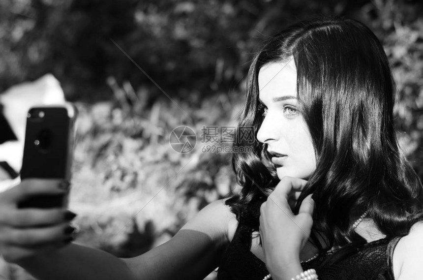 美丽的女孩做一个sephi和微笑高清图片下载-正版图片504132819-摄图网