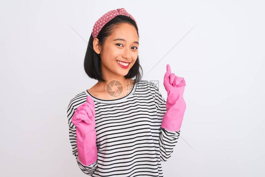 年轻清洁女工用手套在孤立的白色背景上打扫高清图片下载 正版图片504133843 摄图网