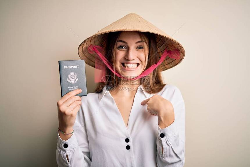 年轻漂亮的红发女游客戴着亚洲传统帽子高清图片下载 正版图片504134361 摄图网