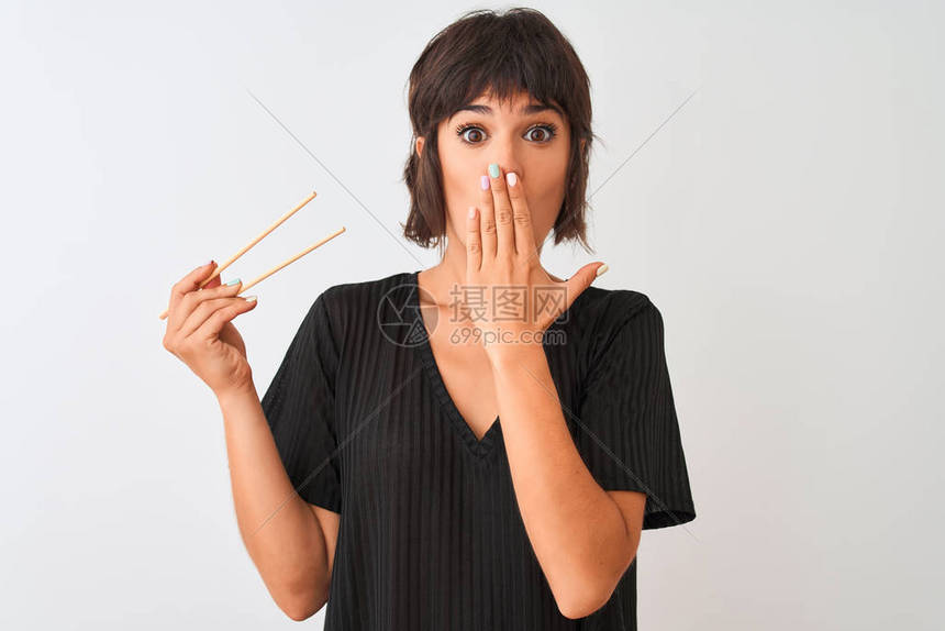 年轻美女拿着筷子站在孤立的白色背景上高清图片下载 正版图片504135736 摄图网
