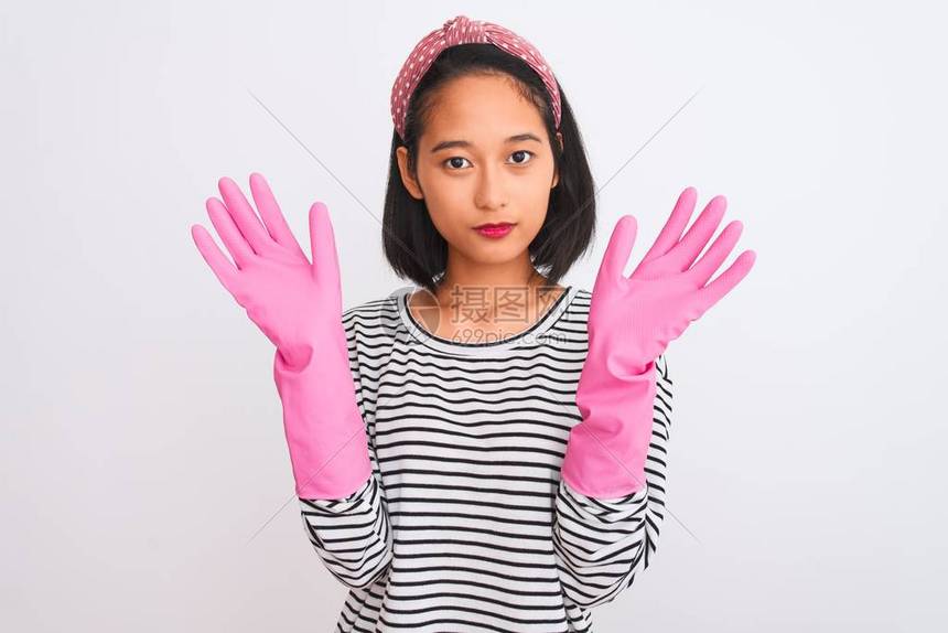 年轻的清洁女工用手套在孤立的白色背景上清洁高清图片下载 正版图片504136360 摄图网