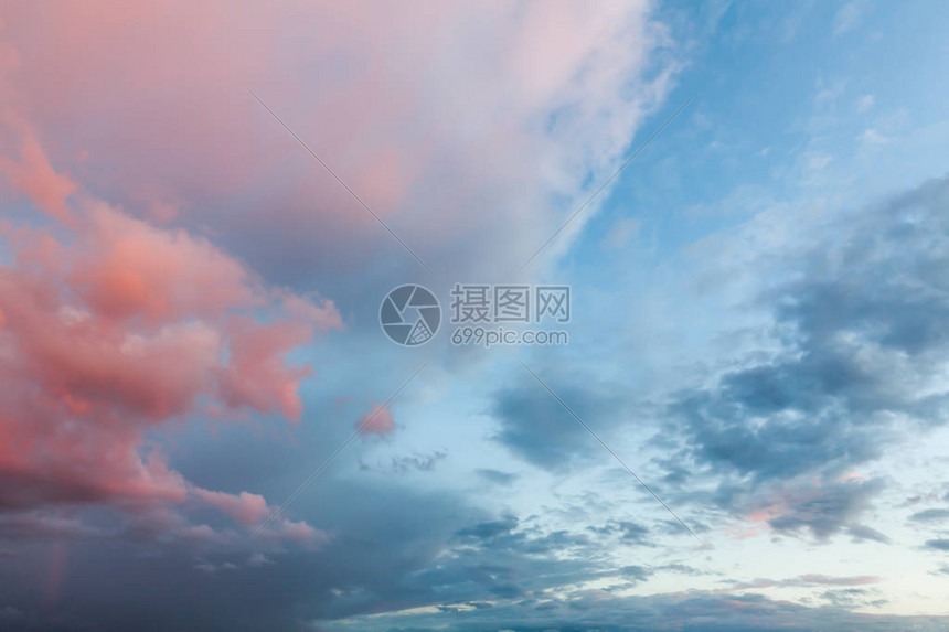美丽的云彩和蓝天背景在日落时与英国的粉红色和紫色调Cloudscape和skysc高清图片下载-正版图片504145544-摄图网
