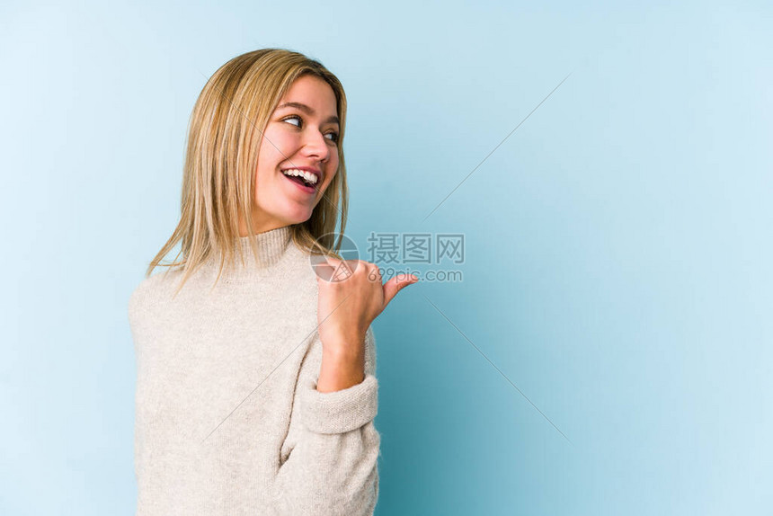 金发碧眼的年轻caucasian女人孤立点用拇指切开高清图片下载-正版图片504149122-摄图网