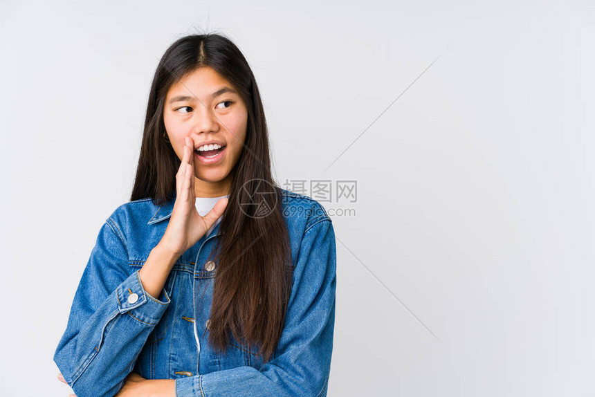 年轻的亚洲女人在说一个秘密的热辣的新闻高清图片下载 正版图片504149187 摄图网