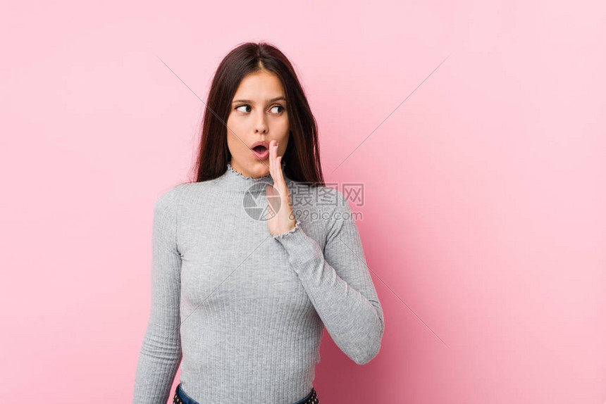 年轻可爱的女人在说一个秘密热辣的制动高清图片下载 正版图片504149200 摄图网