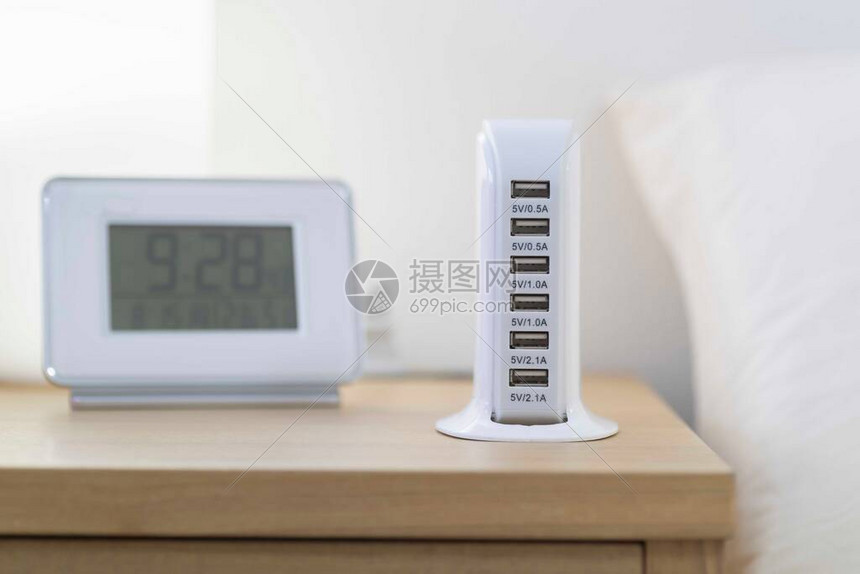 USB槽和挂在床边高清图片下载-正版图片504155777-摄图网