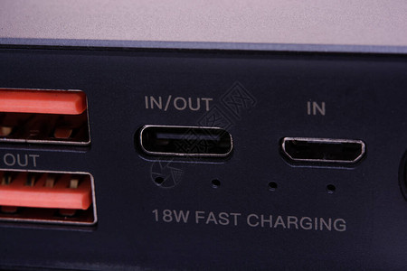 USBUSBC型和MicroUSB电力银行上高清图片下载-正版图片504160565-摄图网