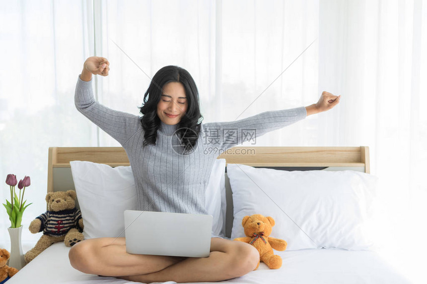 可爱的亚洲黑发女人坐着高清图片下载 正版图片504162927 摄图网