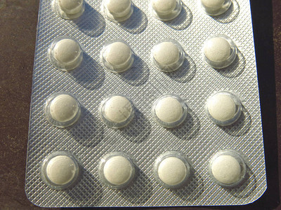 药物的空包装在木制桌子上癌症高清图片下载-正版图片503782650-摄图网