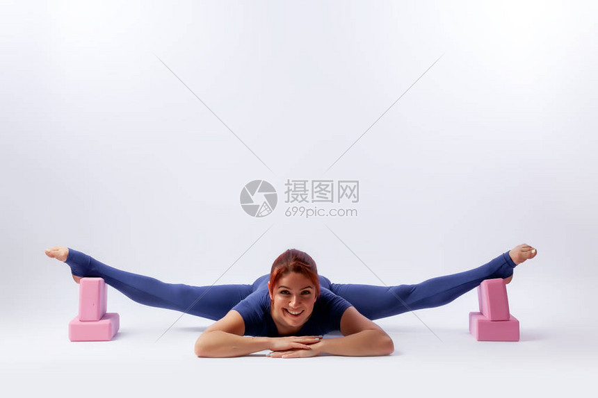 美丽苗条的女人在运动工作服做瑜伽高清图片下载 正版图片504171202 摄图网