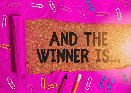 显示和获胜者是的文字符号商业照片展示宣布个人或事物赢得空垂直矩形板文本空间上方的高清图片下载-正版图片504189768-摄图网