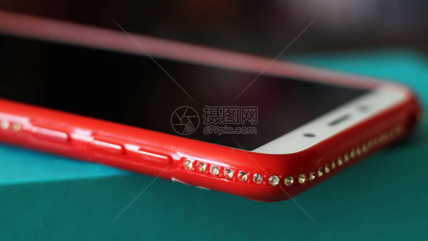 红色智能手机与莱高清图片下载-正版图片504210102-摄图网