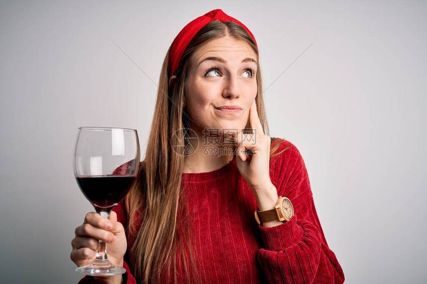 年轻漂亮的红发女人在孤立的白色背景上喝着红酒高清图片下载 正版图片504215560 摄图网