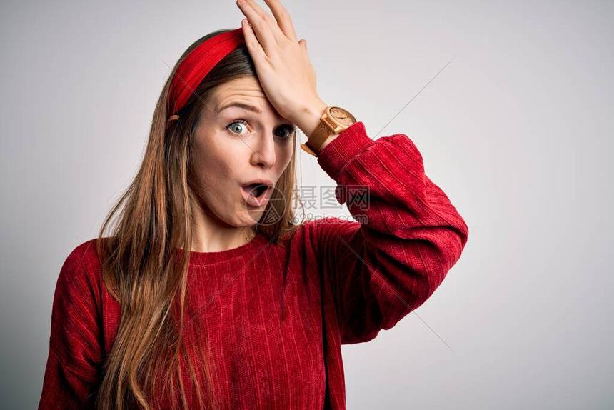 年轻漂亮的红发女人穿着红色休闲毛衣高清图片下载 正版图片504219190 摄图网