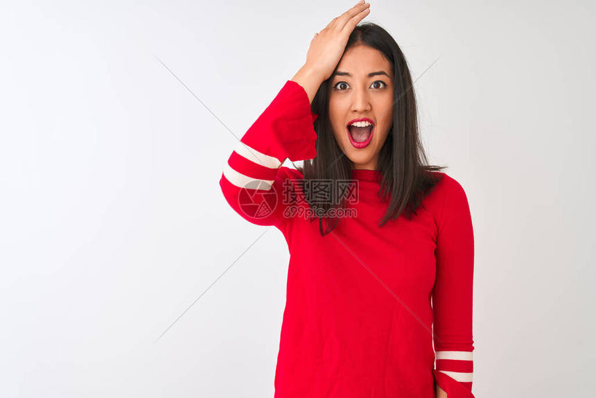 年轻漂亮的女人穿着红色连衣裙站在孤立的白色背景上高清图片下载 正版图片504219242 摄图网