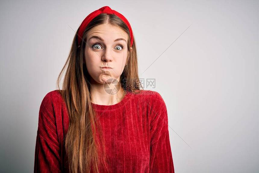 年轻漂亮的红发女人穿着红色休闲毛衣高清图片下载 正版图片504219274 摄图网
