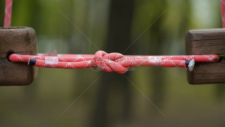 在绳子路上的红色绳子上儿高清图片下载-正版图片504220082-摄图网
