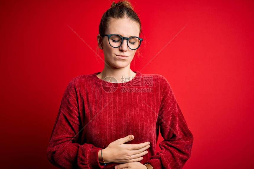年轻漂亮的红发女人穿着休闲毛衣高清图片下载 正版图片504226887 摄图网