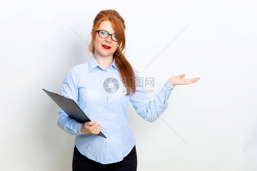 年轻漂亮的红发女商人戴着眼镜拿着圆滑板在g高清图片下载 正版图片504227147 摄图网