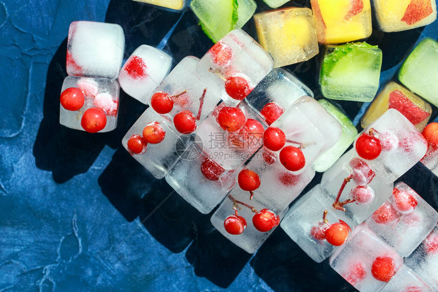 里面有果子的冰雪立方体冷冻水果冰高清图片下载-正版图片504239959-摄图网